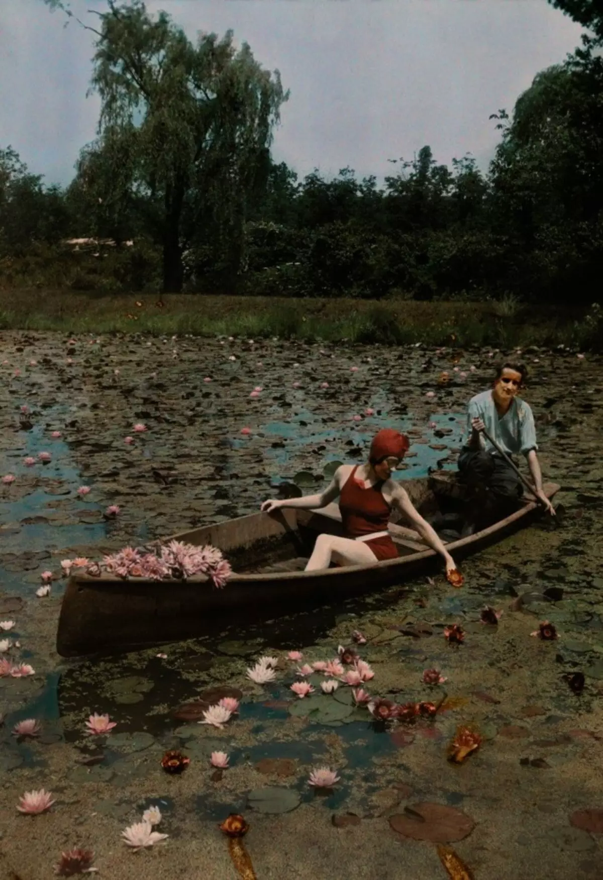 Pasangan ing prau ing blumbang nganggo lili, washington, County of Columbia, 1923. Auto, Photographer Charles Martin