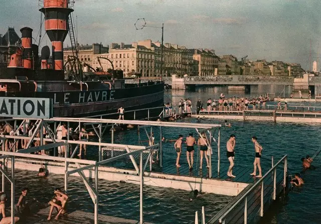 Na pláži v Normandii, Francie, 1936. Autochrom, fotograf V. Robert Moore