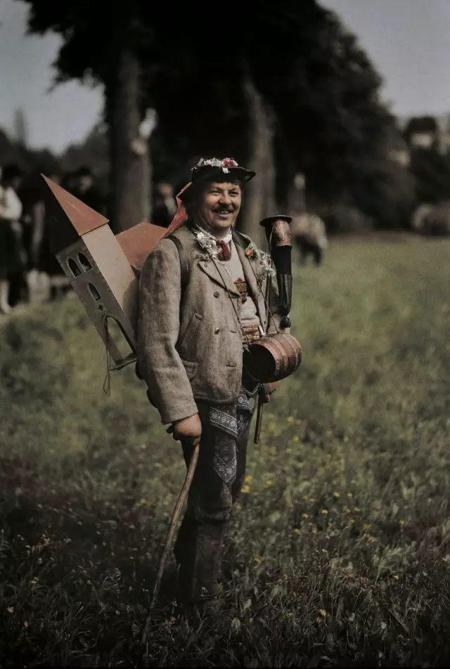 Seljak s novim crkvenim rasporedom, bačvama i rogom u Austriji, 1932. Auto, fotograf Hans Hildenbrand