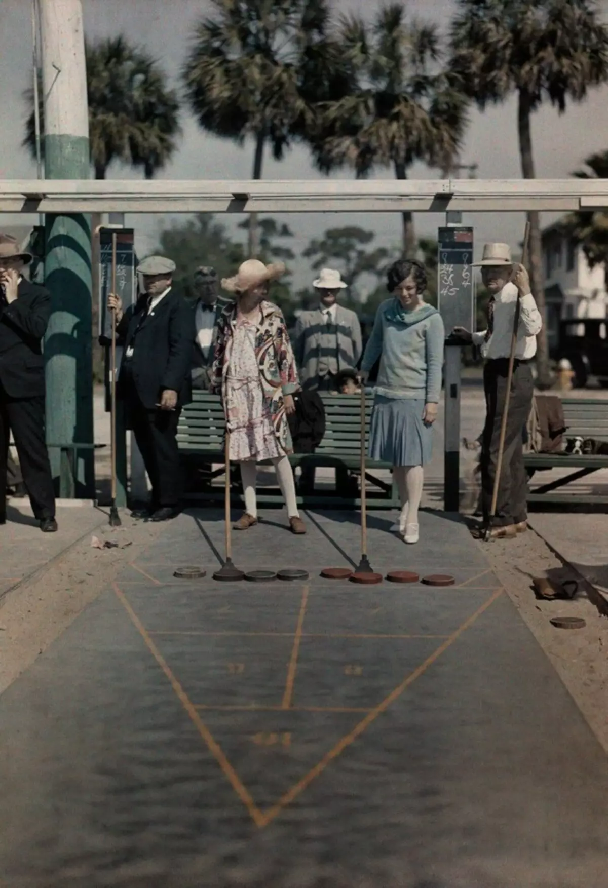 Trò chơi Schufflobe trên trung tâm giải trí ở Florida, 1929. Autochrom, nhiếp ảnh gia Clifton R. Adams