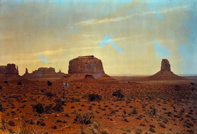 Monument Valley na hranici Utahu a Arizony, 1925. Auto, fotograf Edwin L. Hlhong