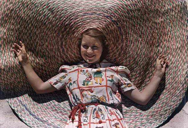 Fille dans un chapeau de paille, Texas, 1939. Autochrom, photographe Louis Marden