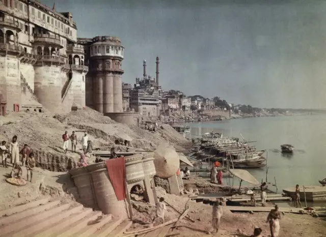 Ghat na obali Ganges, Indija, 1923. Auto, Fotograf Jules Zherwe