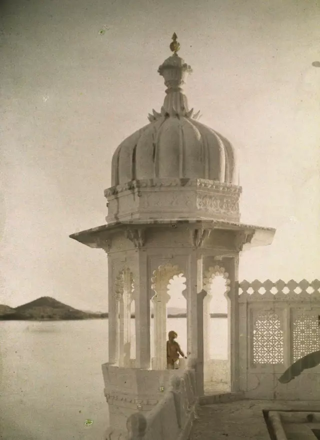 Vue du palais de Maharaja à Udaipur, Inde, 1923. Auto, photographe Jules Zherwe