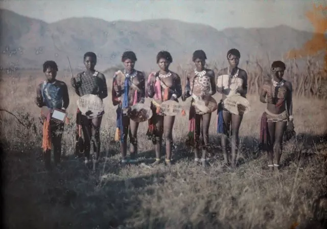 Plesalci v Svazi (zdaj kraljestvo Esvatini), Afrika, 1930. Autocrom, fotograf Melville Chateter