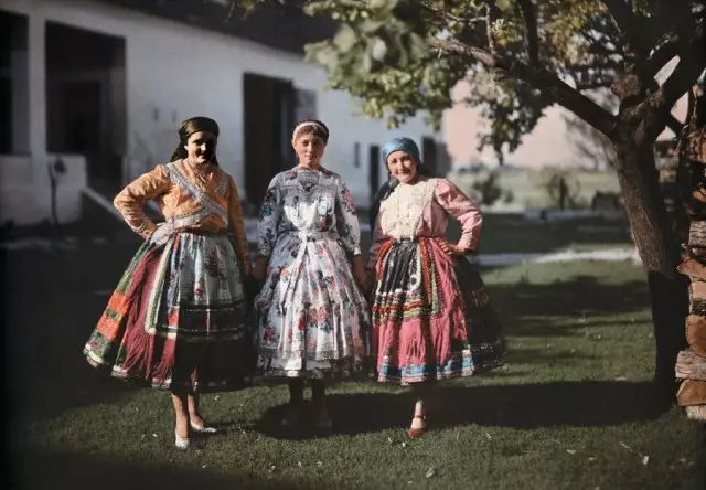 Selianki u tradicionalnoj odjeći na farmi u Mađarskoj, 1930. Auto, fotograf Hans Hildenbrand