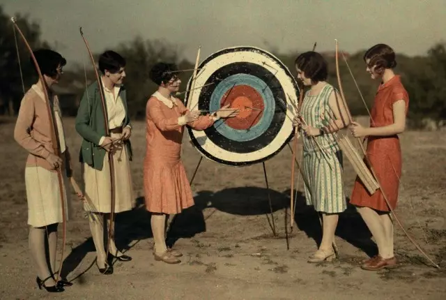 Classes de tir à l'arc à l'Université du Texas, 1928. Auto, photographe Clifton R. Adams