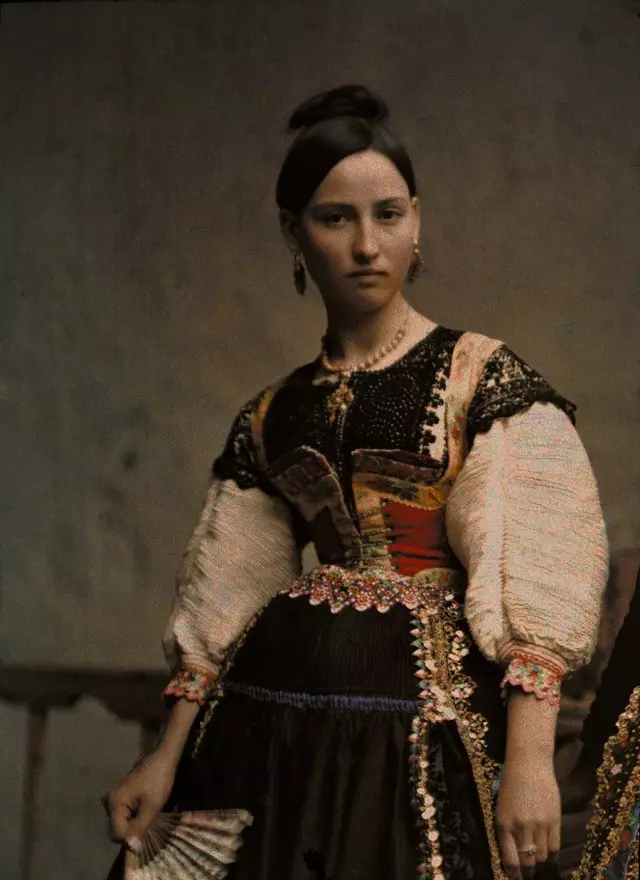 Femme en vêtements traditionnels. Lagarter, Toledo, Espagne, 1924. Auto, photographe Jules Zherwe