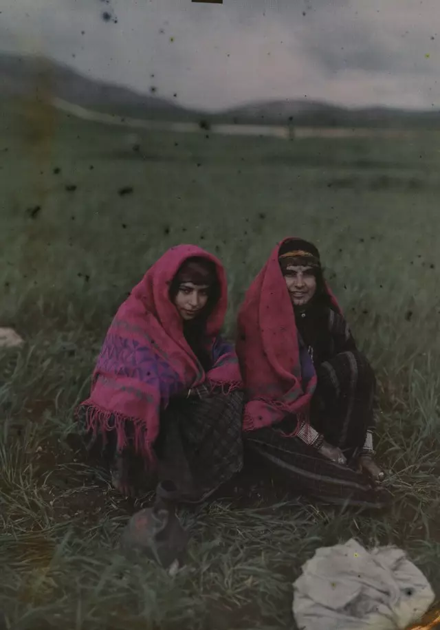 Dekleta v Khuwar, Palestina, 1926. Auto, Fotograf Meinard Owen Williams