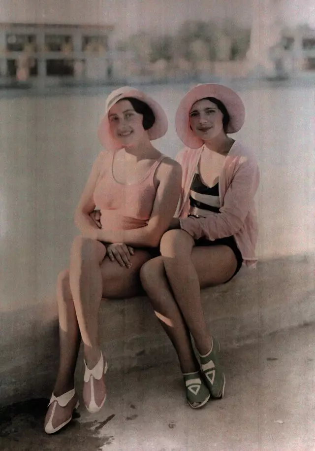 Filles en maillots de bain, Bucarest, Roumanie, 1930. Autochrom, photographe Wilhelm Tobien