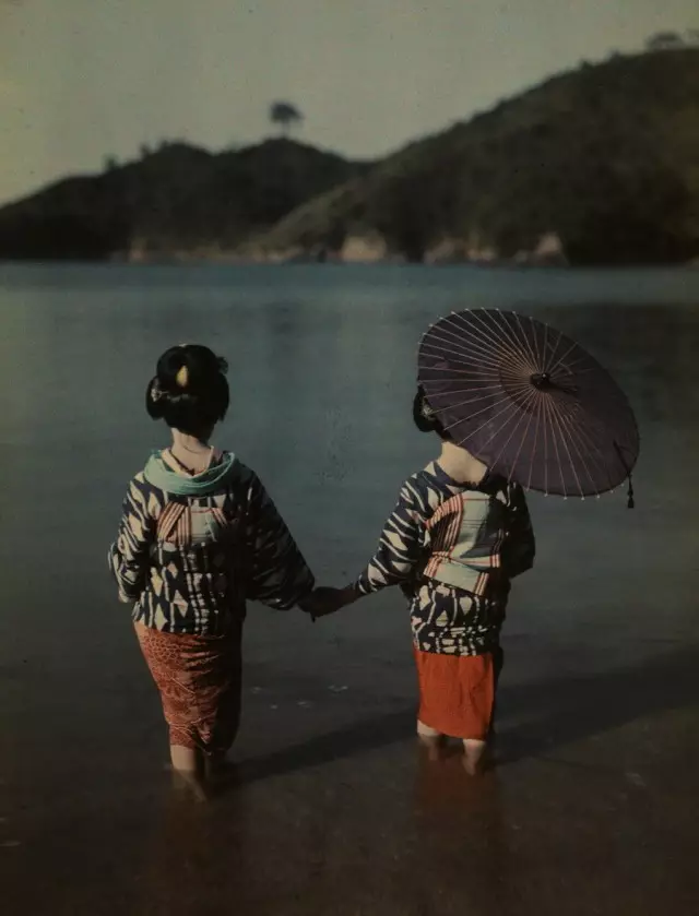 Dívky ve vodě, Japonsko, 1928. Auto, fotograf Kiezi Sakamoto