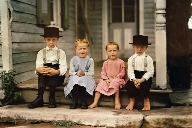 Young Amishi u Lancasteru, Pennsylvania, 1937. Auto, fotograf J. Bailor Roberts