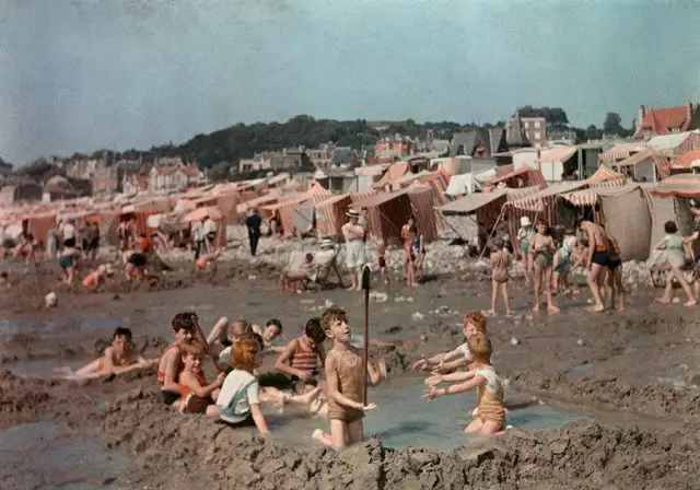 Sur la plage de Havre, France, 1936. Auto, photographe V. robert Moore