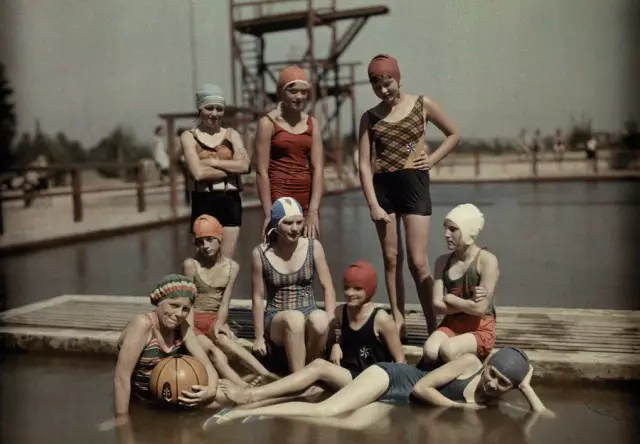 Travailleurs de natation sur la couchette de Brandebourg, Allemagne, 1928. Auto, photographe Wilhelm Tobien