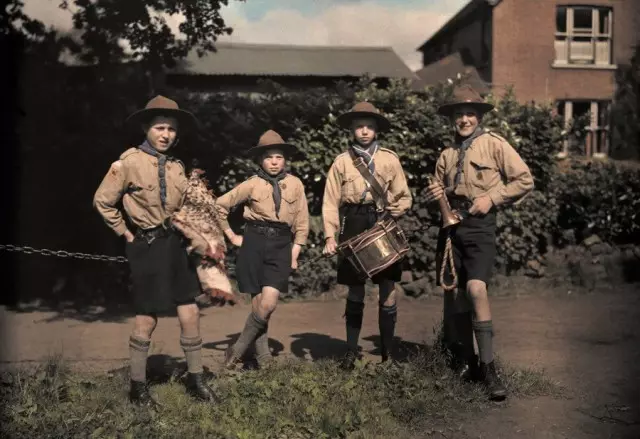 Chlapec skautů v Surrey, Anglie, 1932. Auto, fotograf Clifton R. Adams