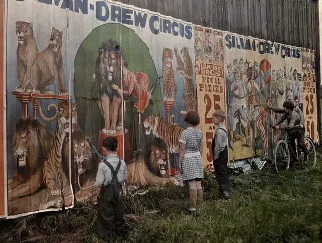 Posters de cirque Sylvan Drew, 1931. Autochrom, photographe Jacob J. Heyer