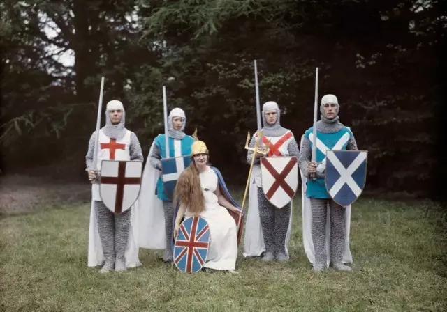 La Grande-Bretagne et ses chevaliers sur une présentation théâtrale à Hampshire, en Angleterre, 1928. Auto, photographe Clifton R. Adams