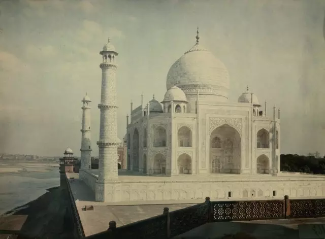 Taj Mahal na břehu řeky Jamna, Agra, Indie, 1923. Auto, fotograf Jules Zherwe