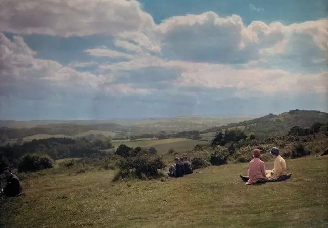 Surrey Hills, Anglie, 1928. Autochrom, fotograf Clifton R. Adams