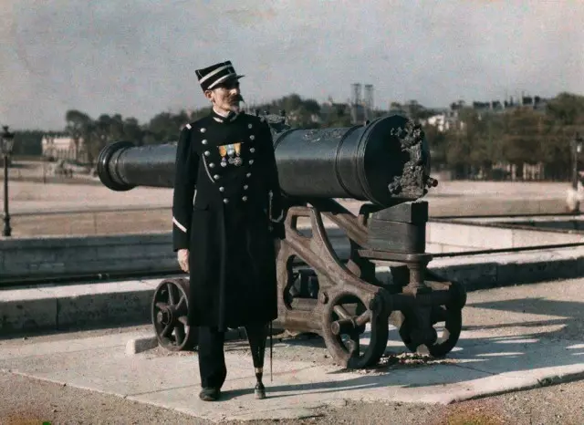 Solidirani vojnik u blizini topova u Parizu, 1923. Auto, fotograf Jules Zherwe