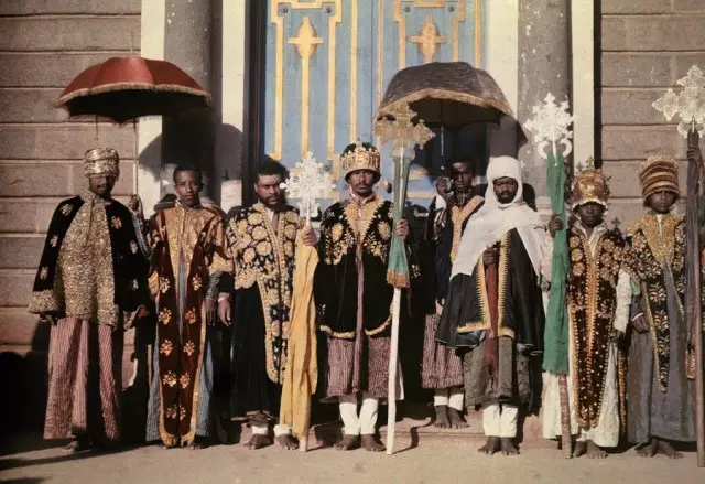 Kněží před katedrálou v Addis Abebě, Etiopie, 1931. Autochrom, fotograf V. Robert Moore