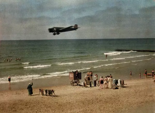 Letalo nad plažo v Nemčiji, 1928. Auto, Fotograf Wilhelm Tobien