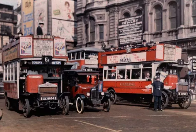 Krmilnik prometa na trgu Trafalgar v Londonu, 1929. Autocrom, fotograf Clifton R. Adams