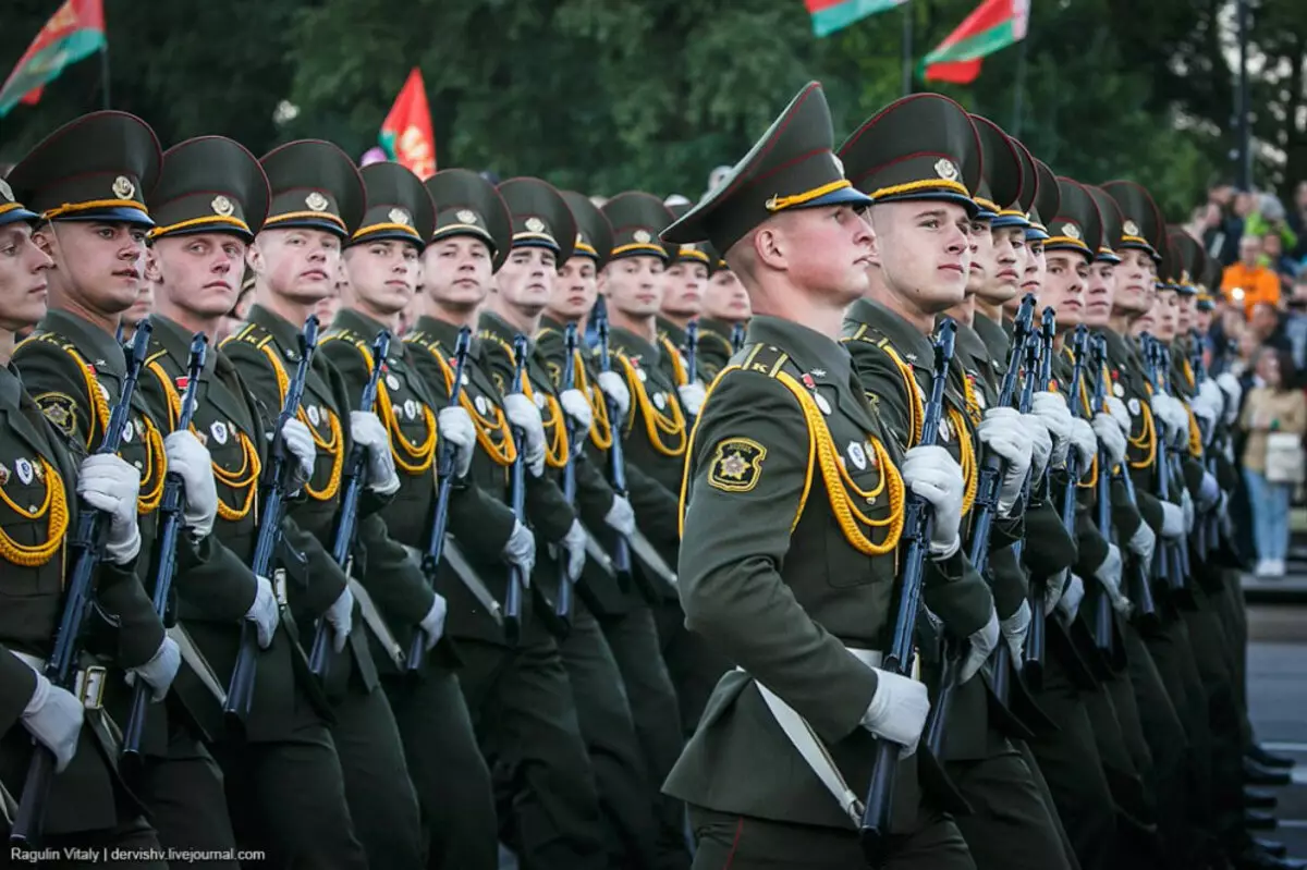 Parade ການທະຫານໃນ Minsk: ຮູບພາບຂອງ Ragulina Ragulina 2004_15