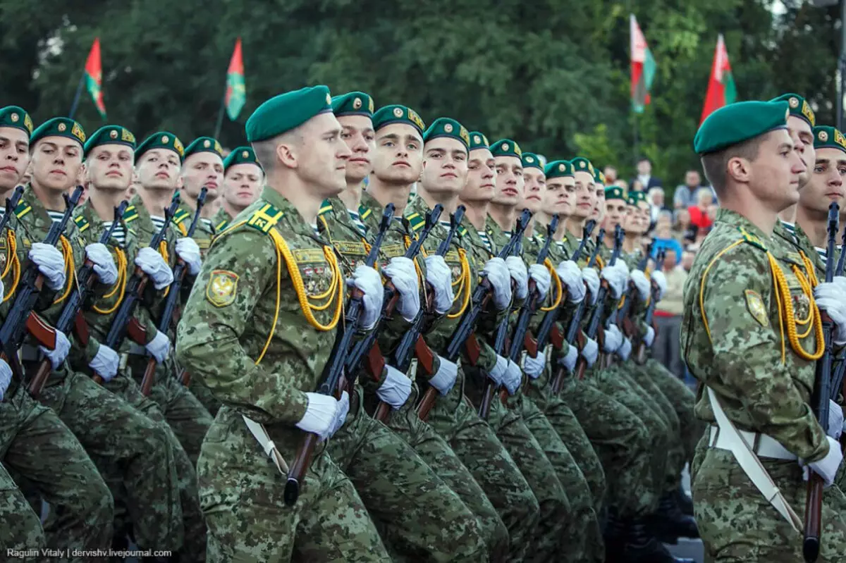 Parade ya gisirikare muri minsk: Amafoto ya Vitaly Ragulina 2004_20