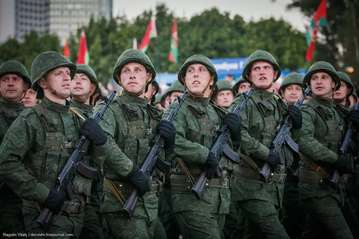 Militar Parade sa Minsk: Mga litrato sa Vitaly Ragulina 2004_24