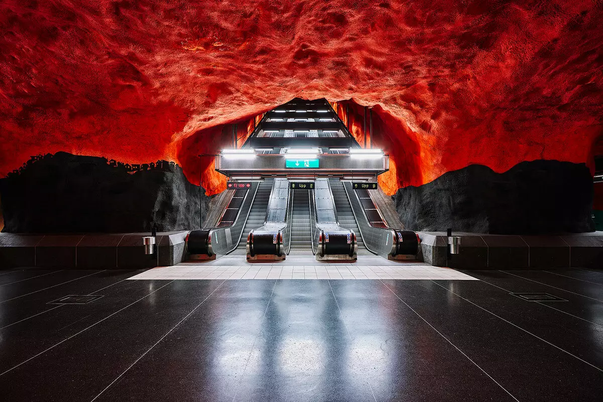 "Metro" conduce un spectator prin intermediul sistemului de metrou al Stockholm. Fotograf David AltTth (David AltTh)