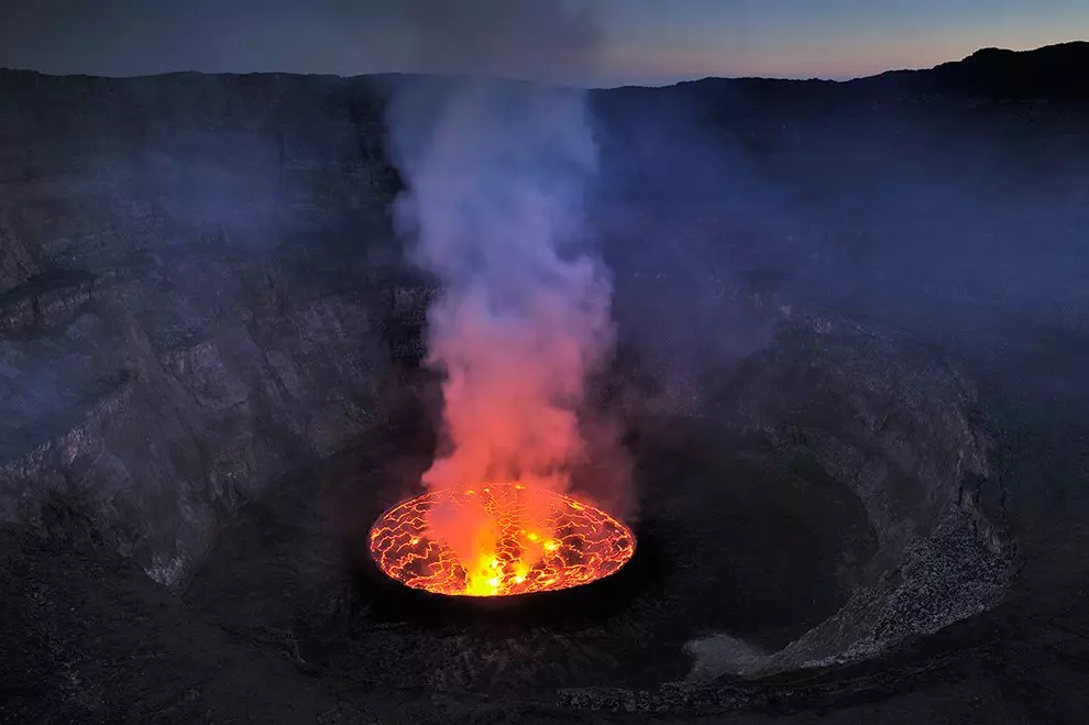 Urugendo rwifoto hagati yisi: Ikirunga cya Volcano NyRango kuva Olivier Grunewal (Olivier Grunewal (Olivier Grunewal) 2762_3