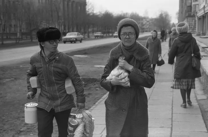 Foto-foto bersejarah yang akan menyebabkan kesedihan cahaya dari semua orang yang tumbuh di Uni Soviet 2803_12