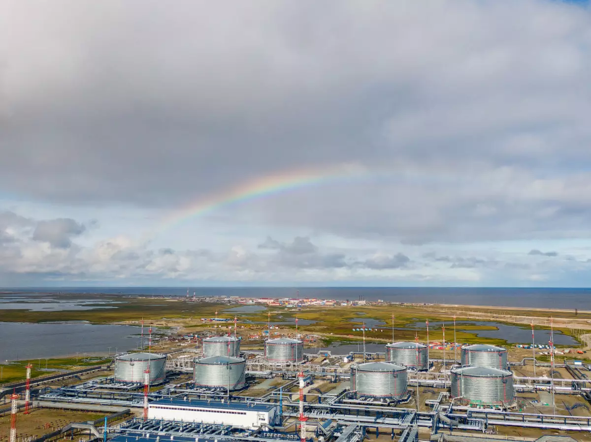 Hoe om die mees tegnologiese olie in Rusland te produseer? Fotograaf Alexander Popov 3128_1