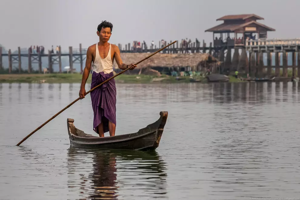 Burma: jembatan sing misuwur u bein. Foto Anton Yermachkova 3360_27