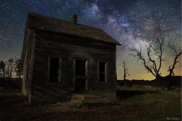 Pajsaġġi tal-isturdament mixgħula minn galaxies imbiegħda