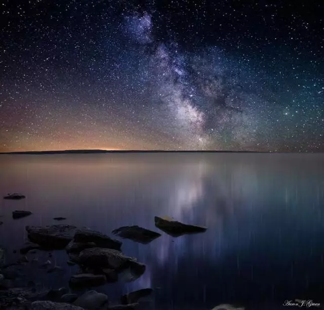 令人驚嘆的風景點亮了遙遠的星系