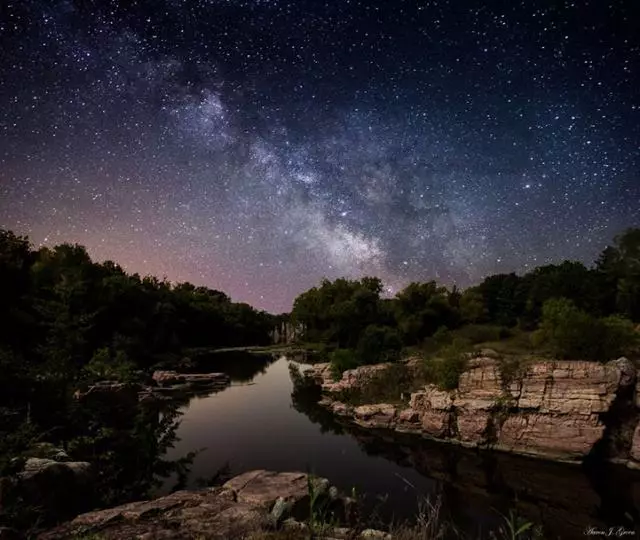 Pajsaġġi tal-isturdament mixgħula minn galaxies imbiegħda