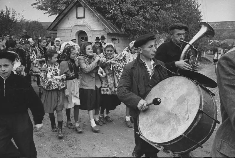 Fotoğraflarda romantik ve eğlenceli Sovyet düğünleri 3537_11