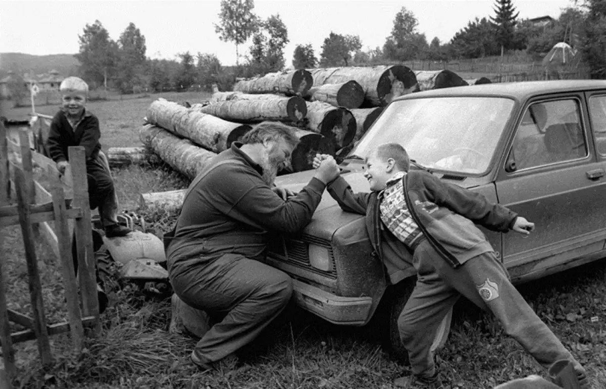 Byd yn y 1990au: Delweddau Atmosfferig o'r Ffotograffydd Groeg Nikos Economopoulos (Nikos Economopoulos) 3961_1