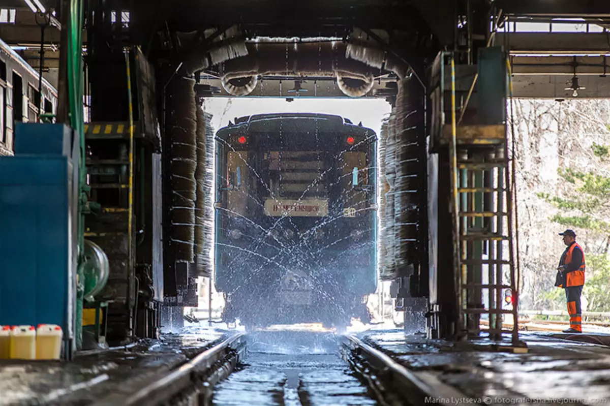 Ai văzut cum se spală vagoanele de metrou? Fotografii de Marina Lytseva 4202_1