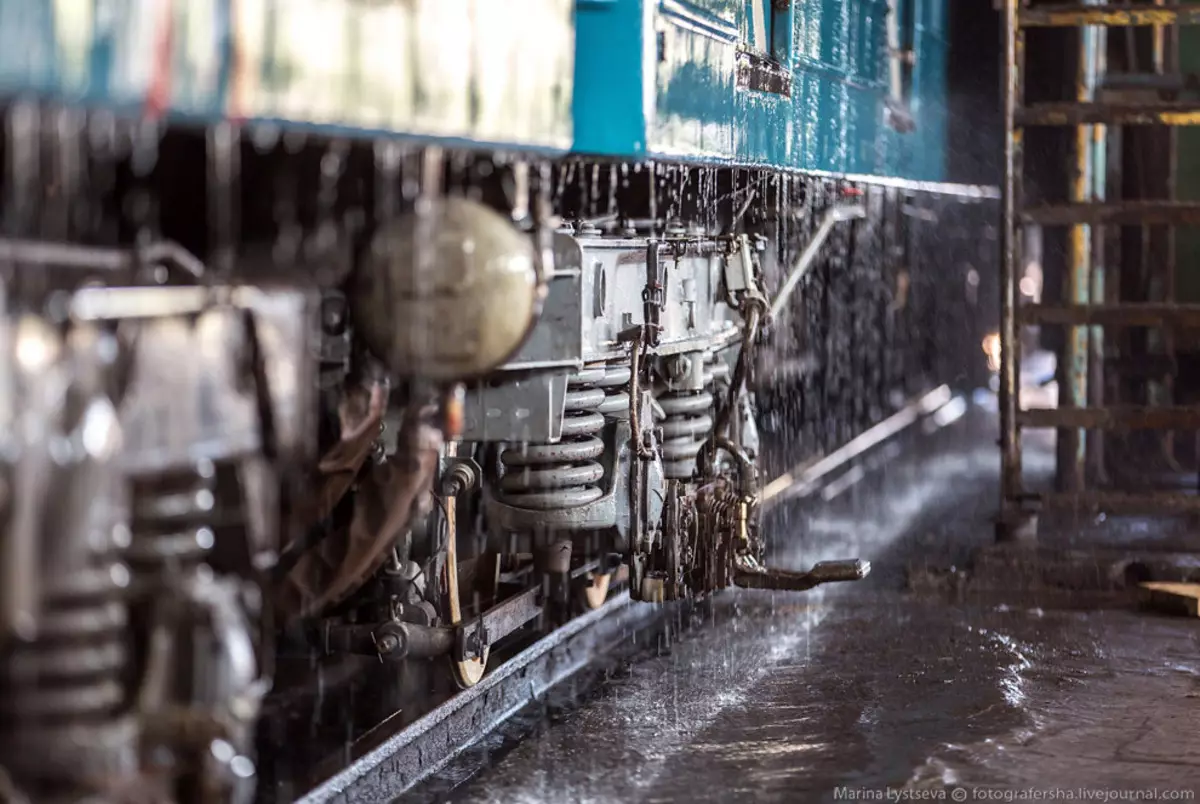 Ai văzut cum se spală vagoanele de metrou? Fotografii de Marina Lytseva 4202_10