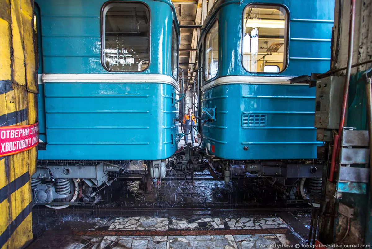 Ai văzut cum se spală vagoanele de metrou? Fotografii de Marina Lytseva 4202_14