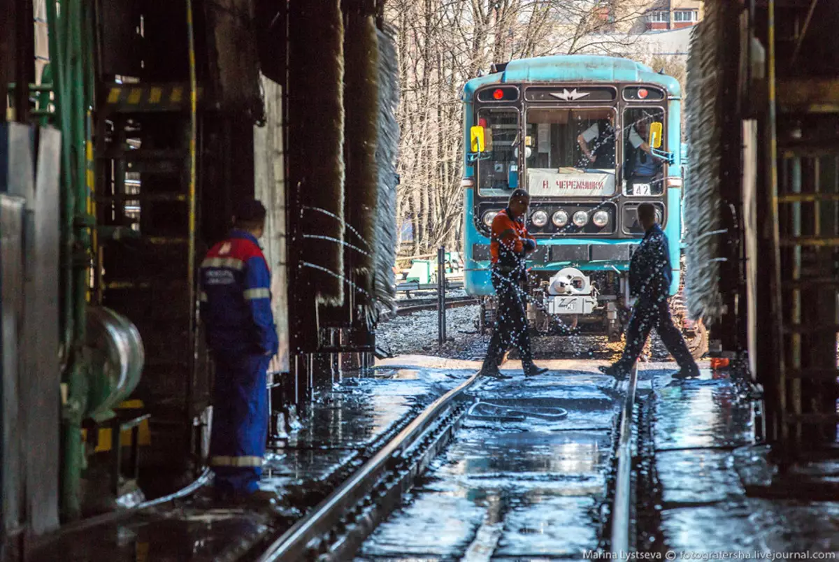 Ai văzut cum se spală vagoanele de metrou? Fotografii de Marina Lytseva 4202_18