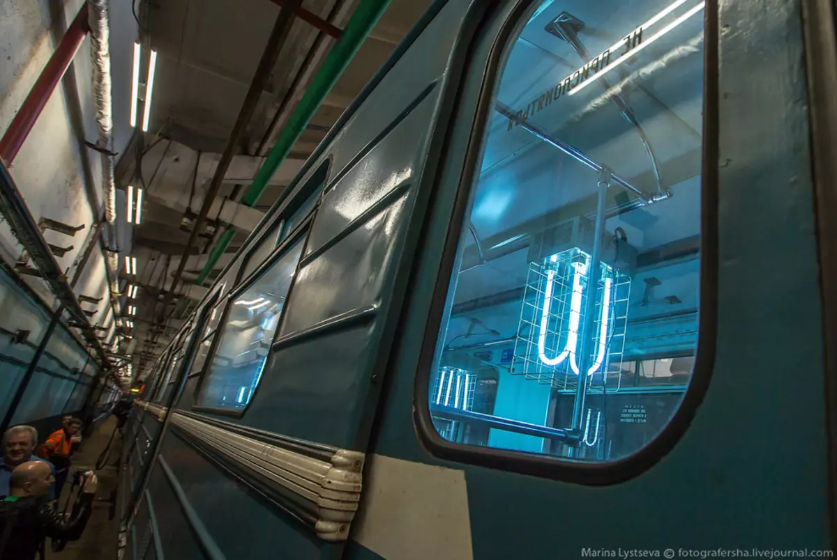 Ai văzut cum se spală vagoanele de metrou? Fotografii de Marina Lytseva 4202_21