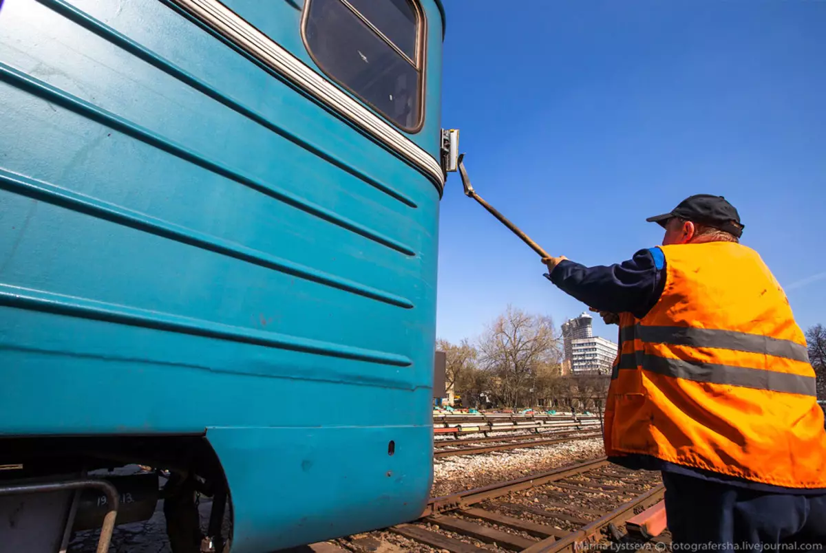 Ai văzut cum se spală vagoanele de metrou? Fotografii de Marina Lytseva 4202_5