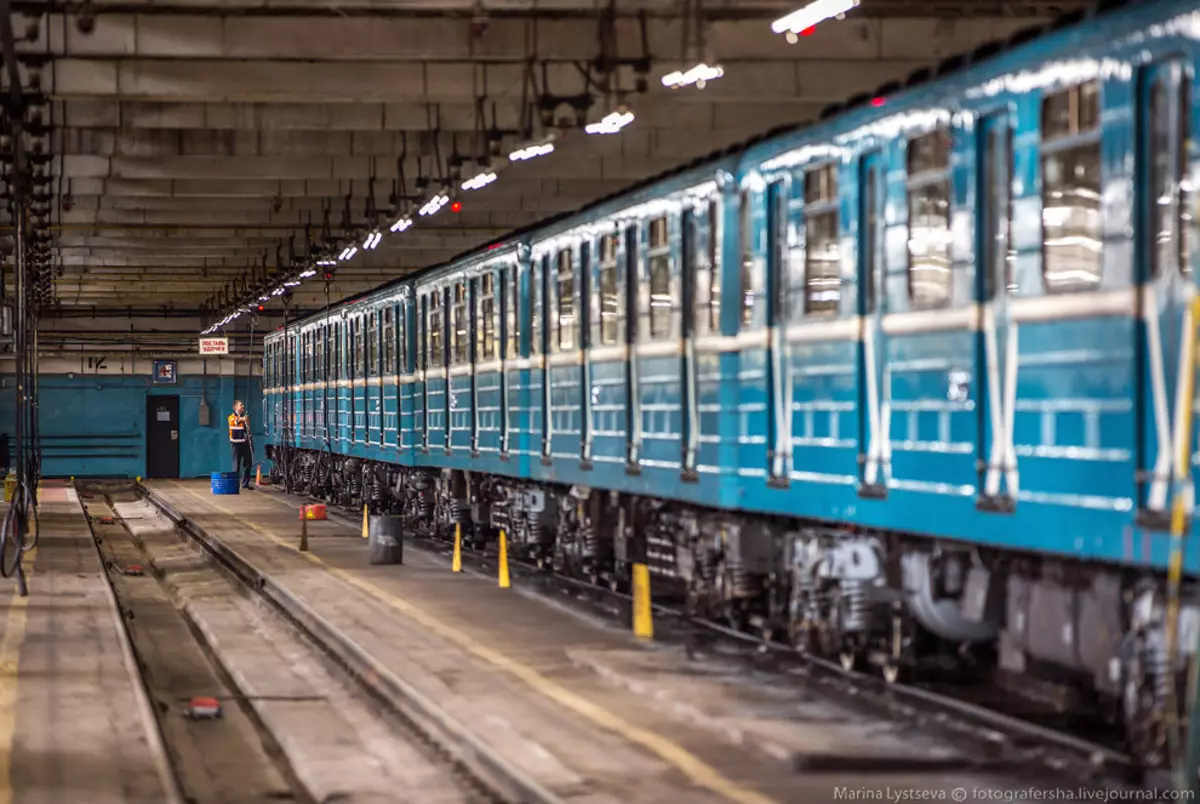 Ai văzut cum se spală vagoanele de metrou? Fotografii de Marina Lytseva 4202_9