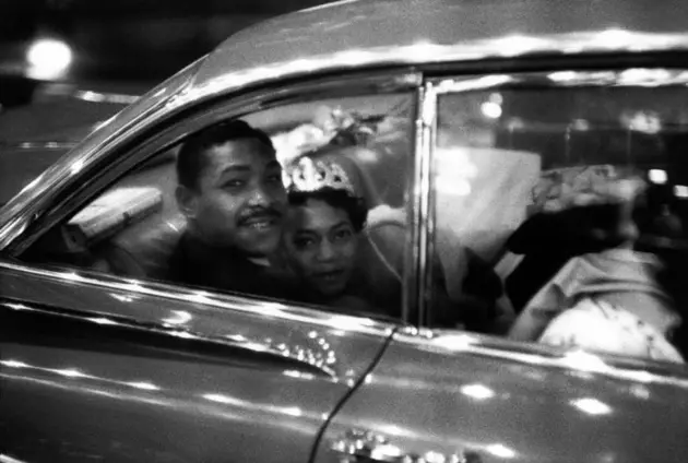 © René Burri Newlyweds akan 42nd Street Sabuwar York 1959