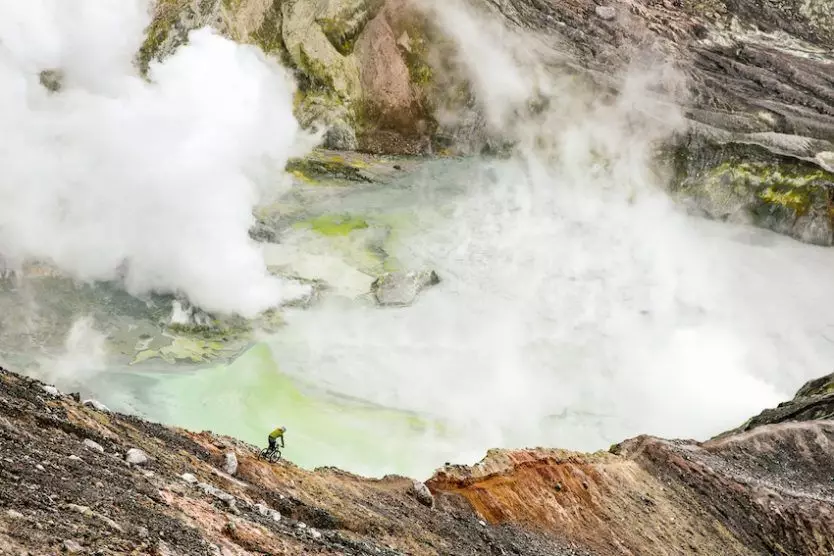 Čovjek koji uvija element u fotografijama Clintona