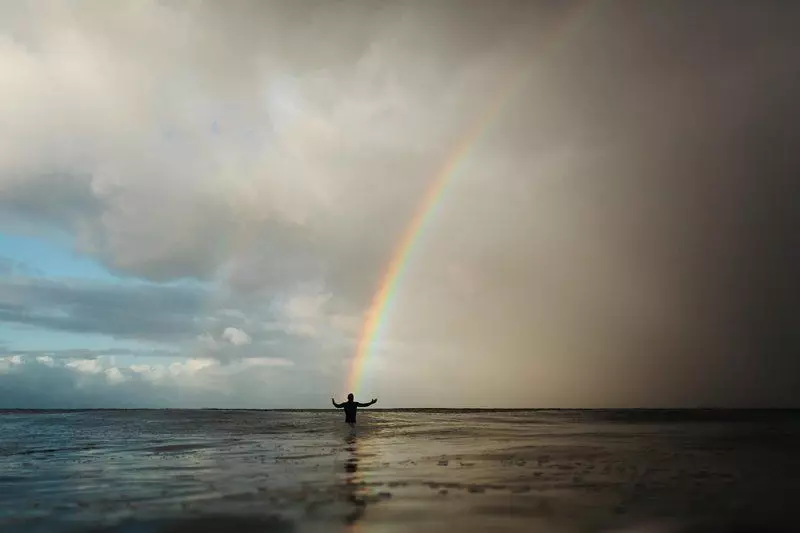 Čovjek koji uvija element u fotografijama Clintona